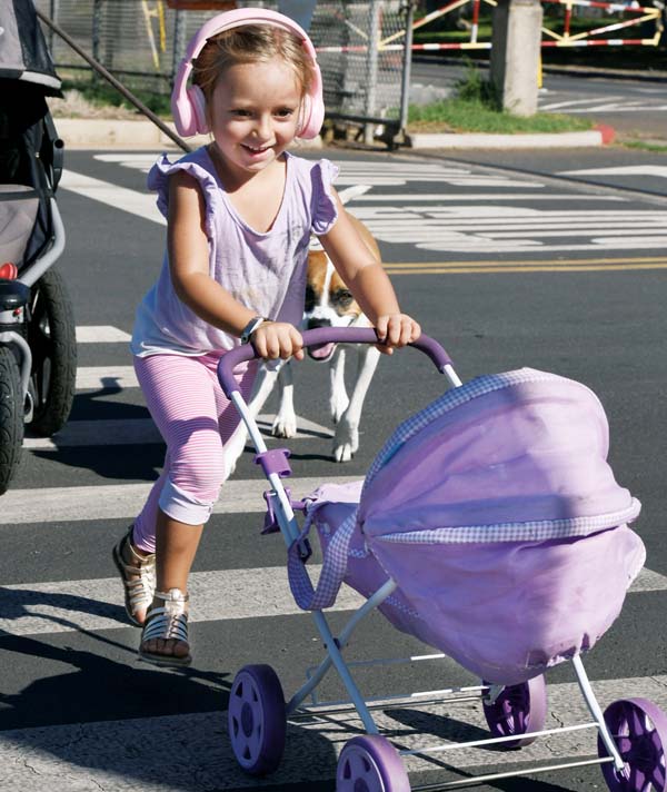 Going for a stroll with mom | News, Sports, Jobs - Maui News